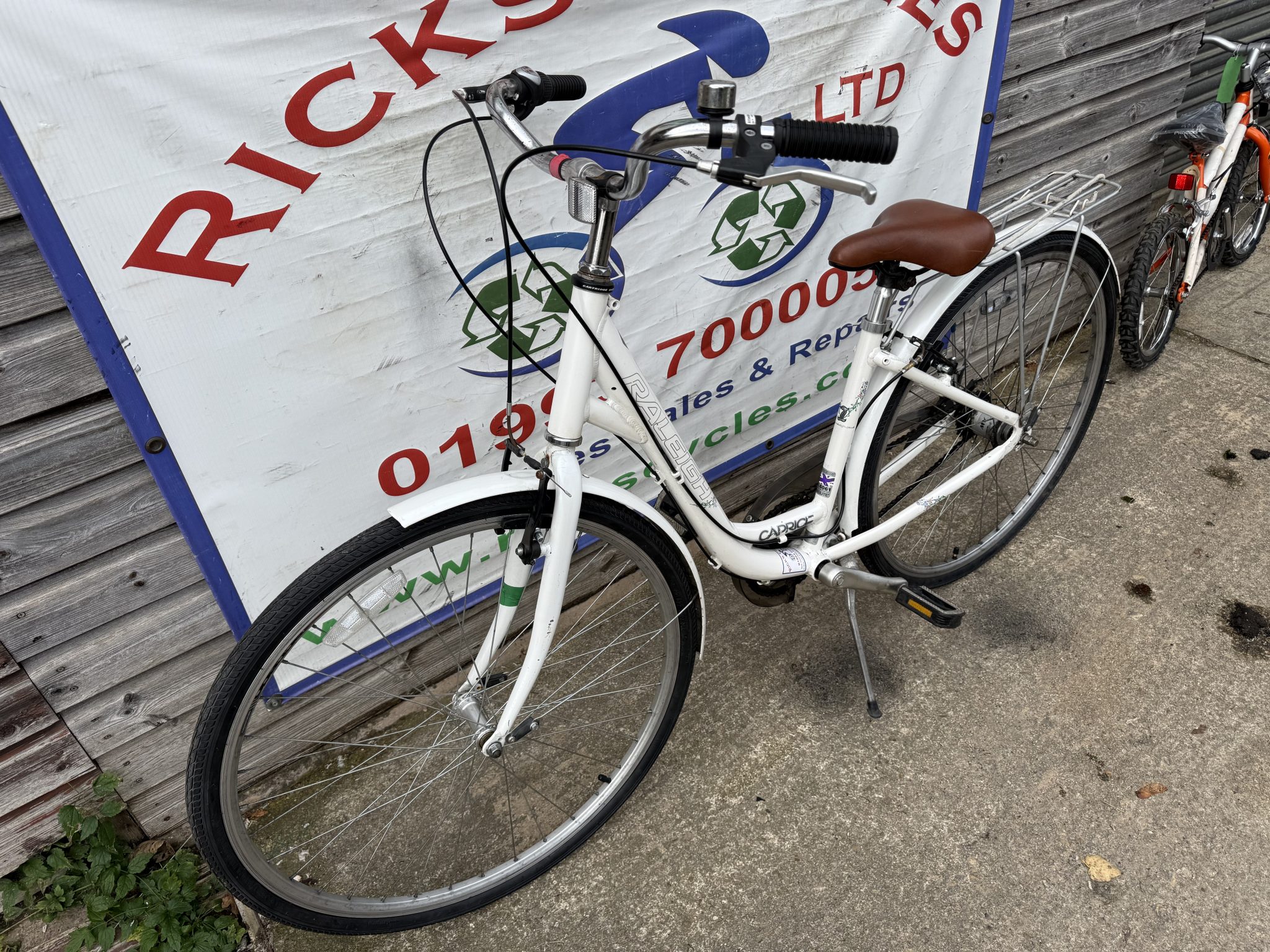 Raleigh Caprice 16” Frame Ladies Hybrid Bike. Inc 12” D-Lock/Lights ...
